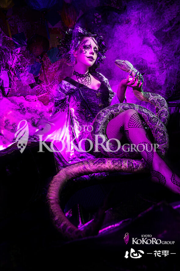 The World of Nure-Onna: A Seductive Experience Surrounded by Smoke and Snakes | 京都花魁体験スタジオ 心-花雫-